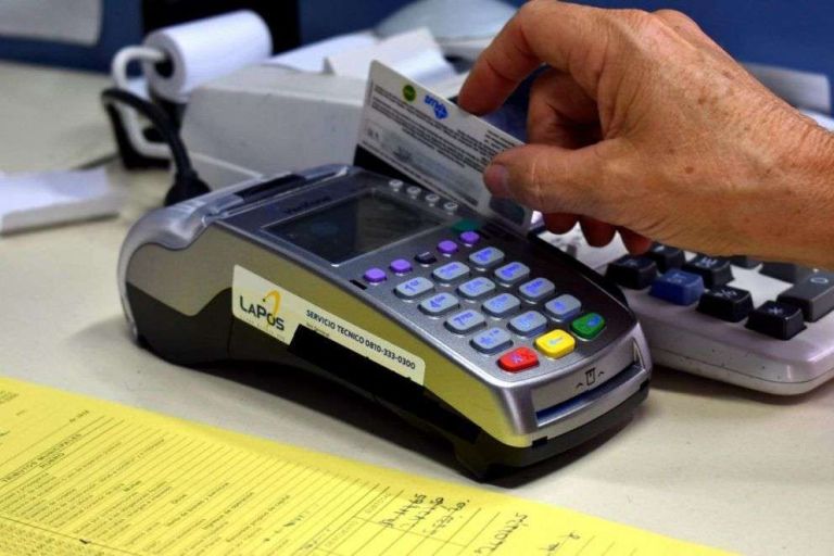 Tarjetas: cuál es el cambio en la forma de pagar que empezó a regir ...